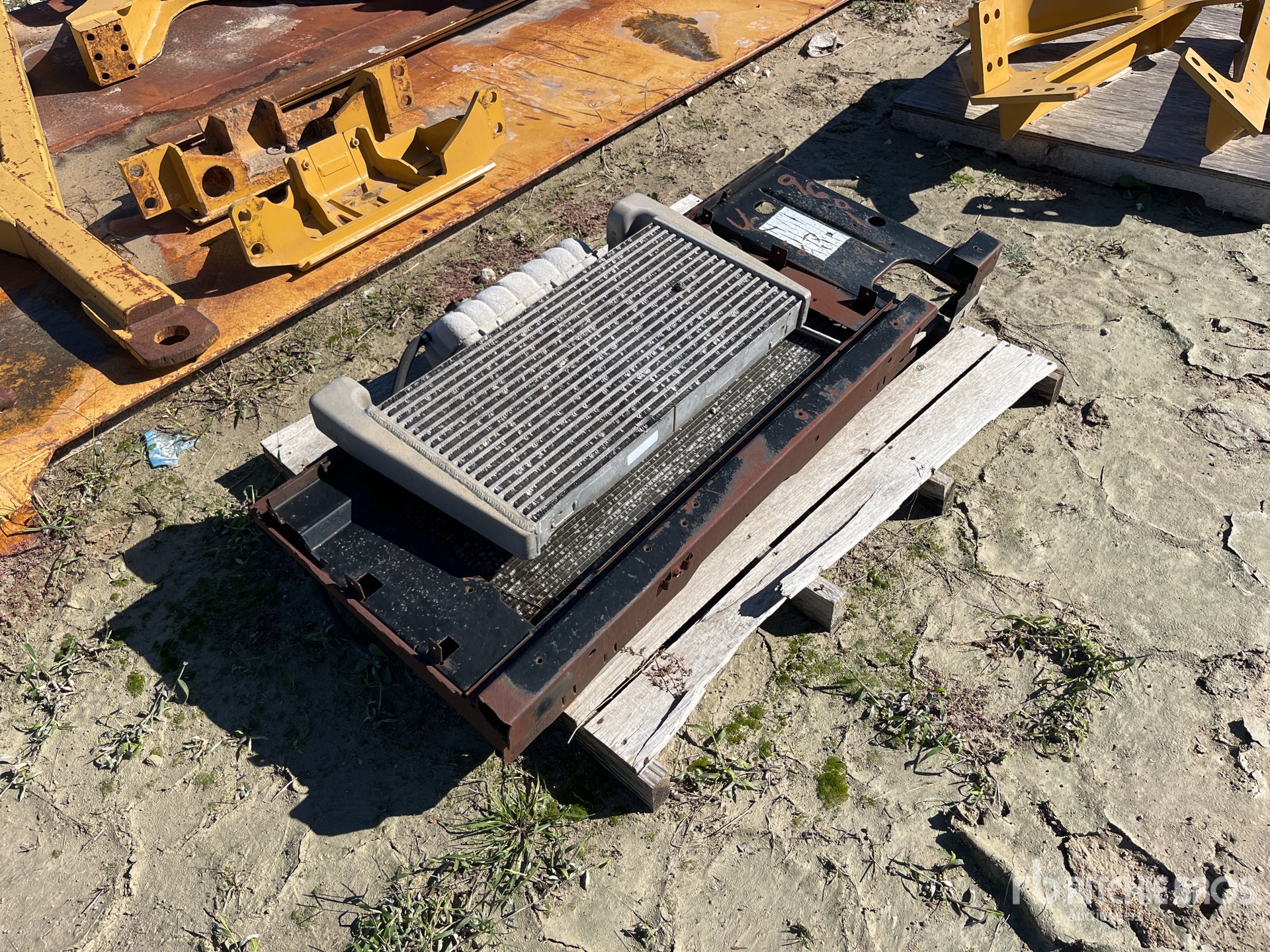 Cat Radiator Varios, piezas para camion - Fits Truck | Ritchie Bros ...