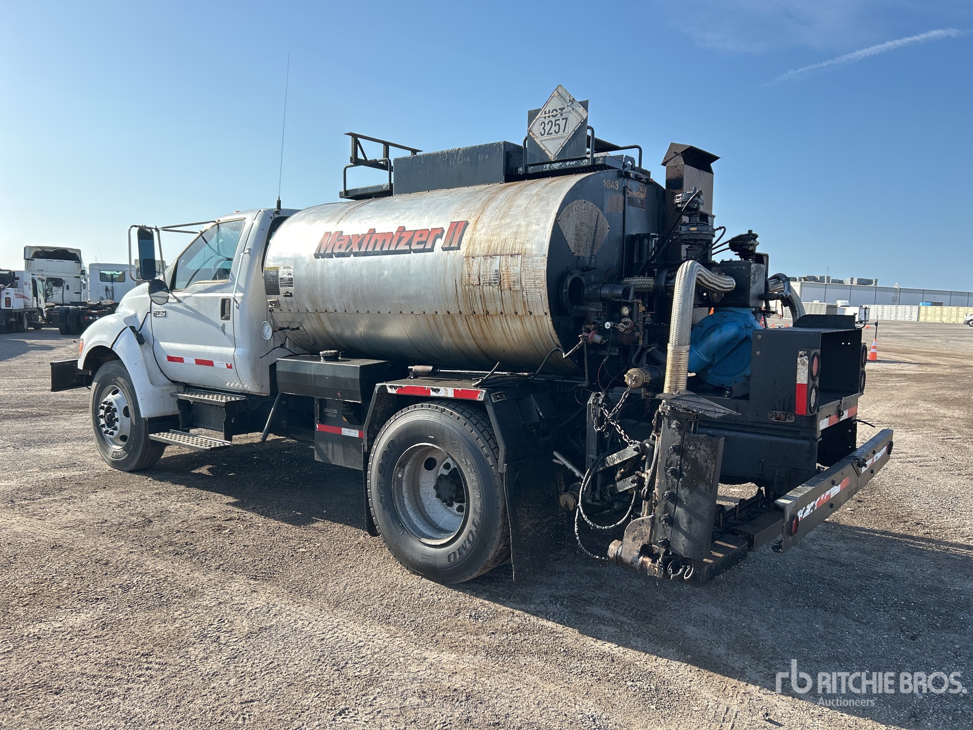 2004 Rosco Maximizer II 1000 gal on 2004 Ford F-750 4x2 Asphalt ...
