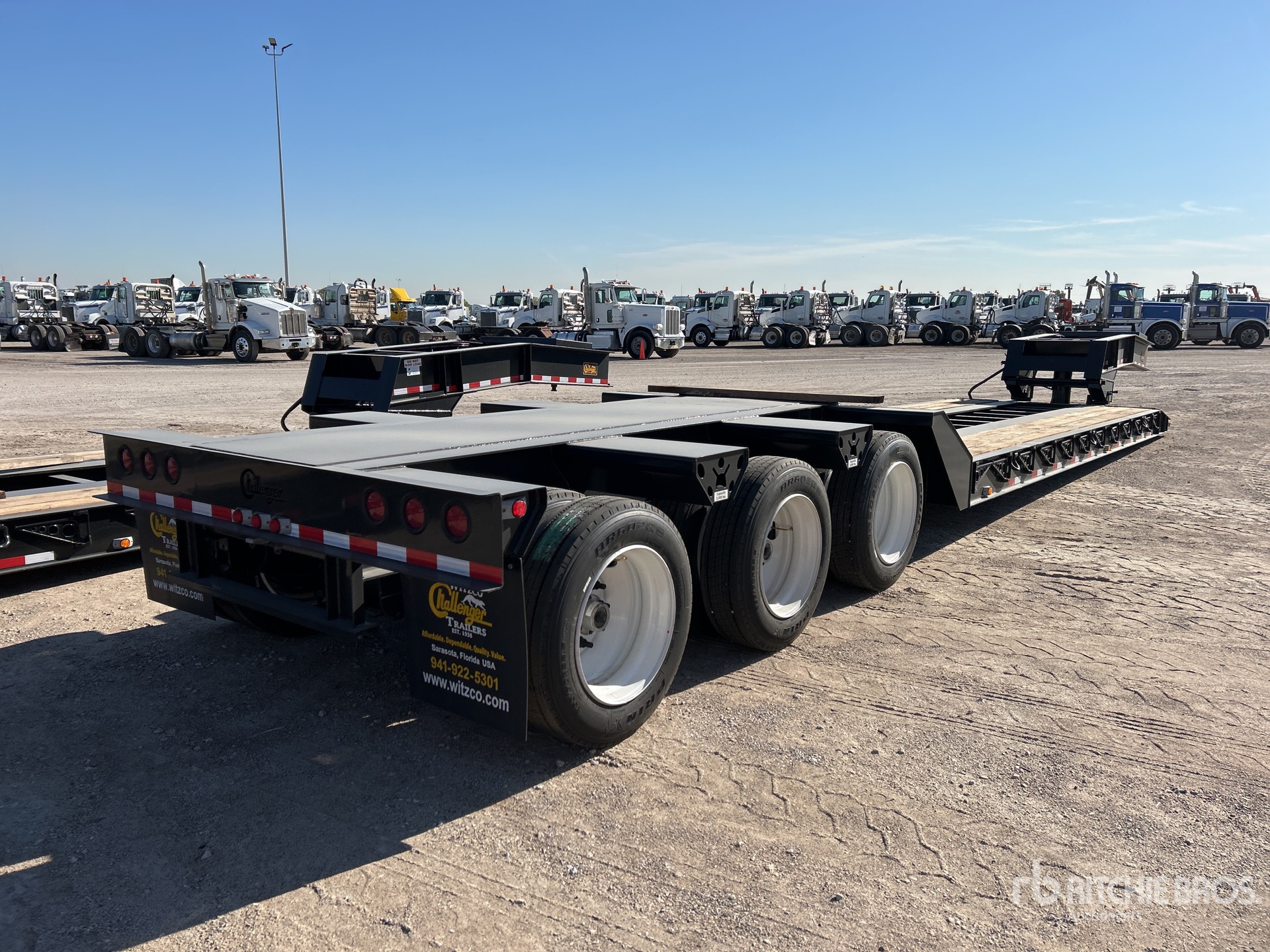 2024 Witzco RG-52 Challenger 52 ton Tri/A Removable Gooseneck Rimorchio ribassato (Unused ...