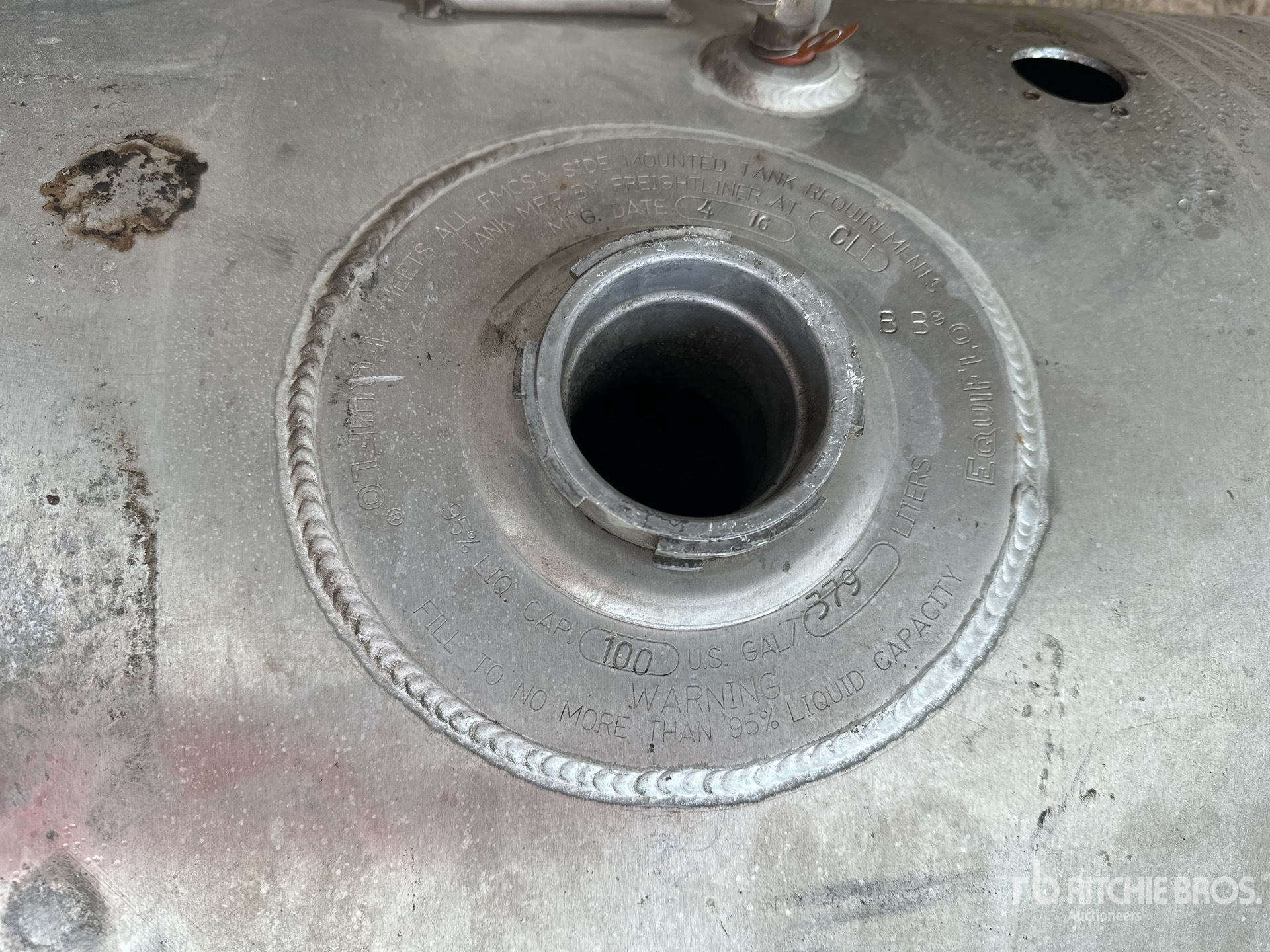 Quantity of (4) Freightliner Fuel Tanks Varios implementos camion ...