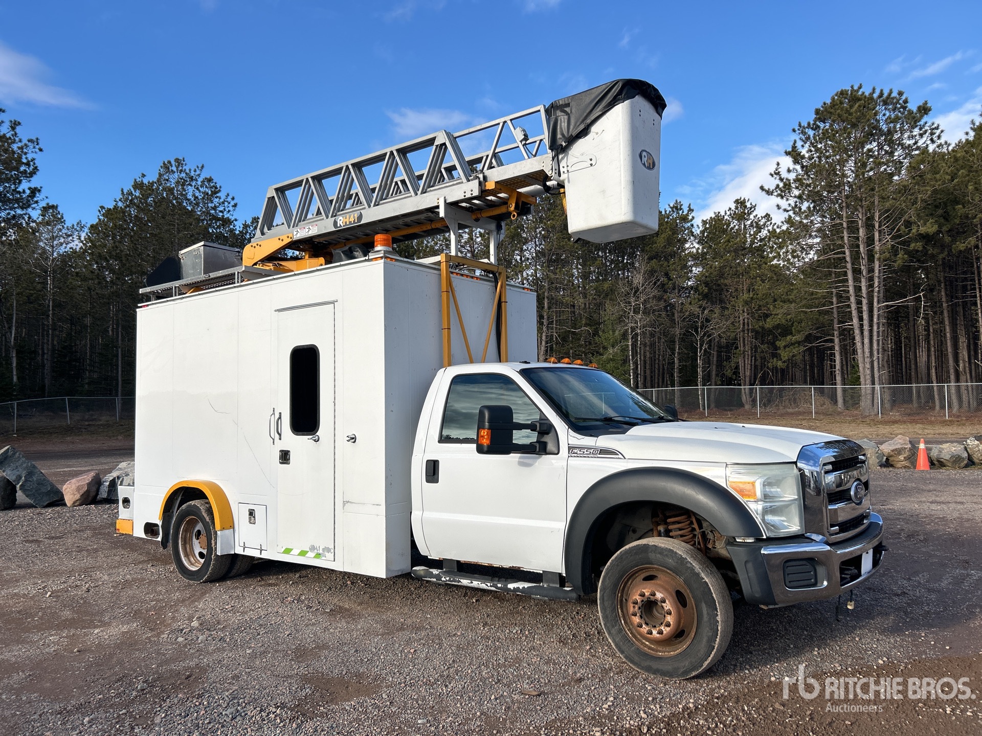2015 RH Equipment RH41 37 ft on 2011 Ford F-550 XLT 4x2 Camion de cubo ...