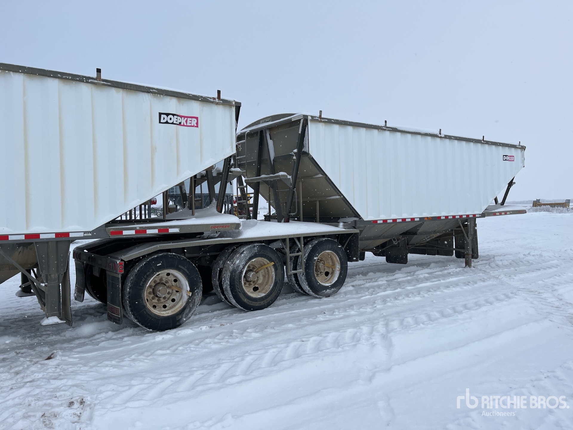 2015 Doepker Super B 28 ft Tri/A Super B-Train Lead Grain Trailer ...