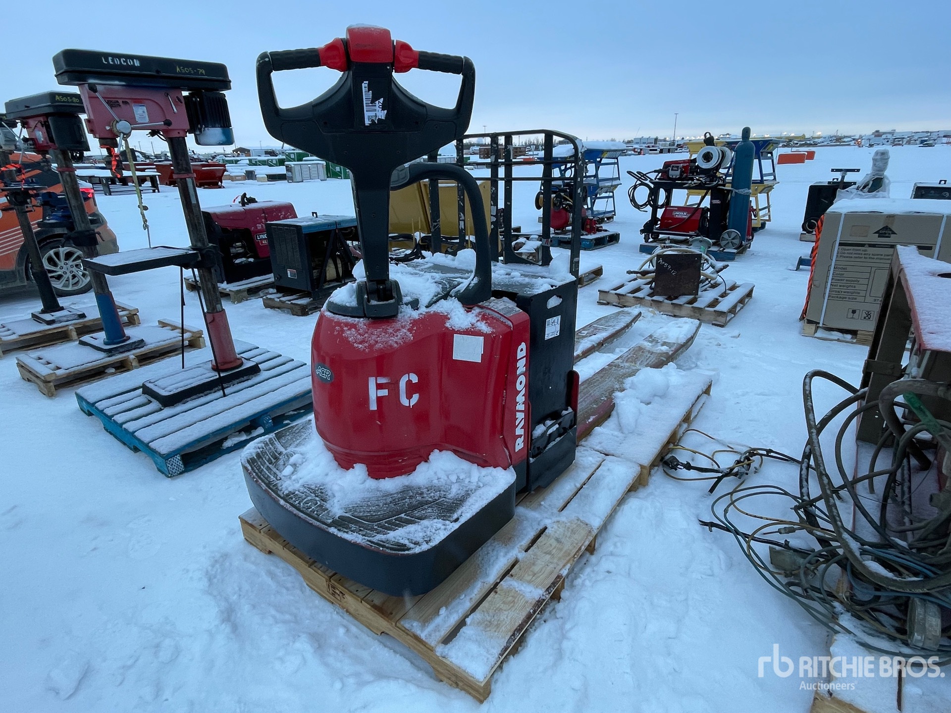 2012 Raymond 8400 8000 lb Electric Transpalette | Ritchie Bros. Auctioneers