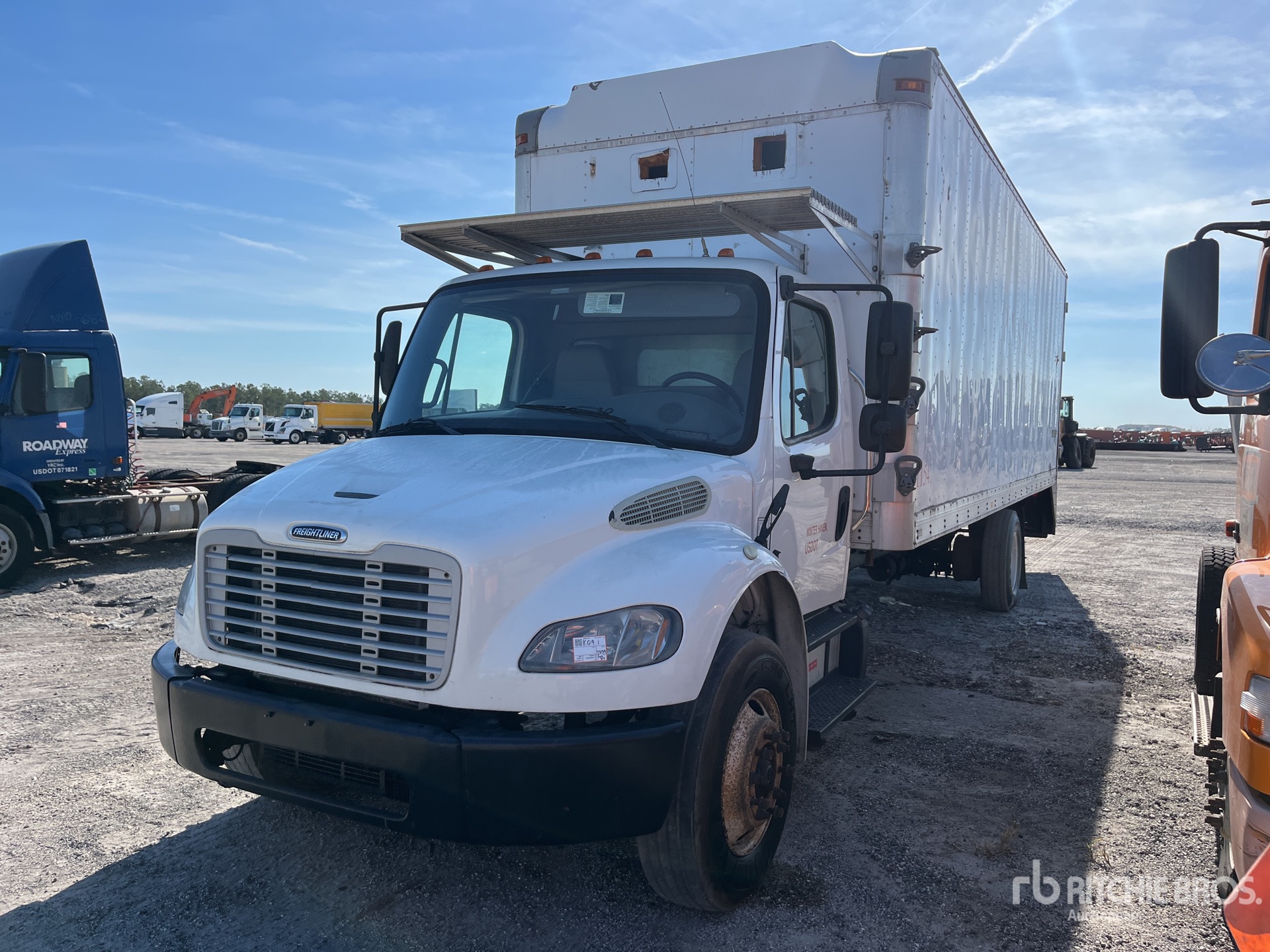 2014 Freightliner M2 106 4x2 Furgoneta caja cerrada (Inoperable ...