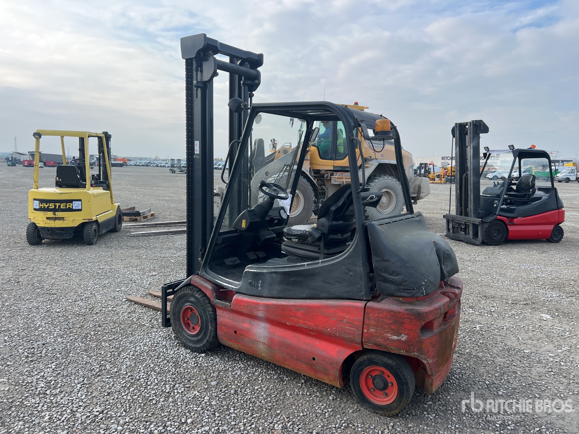 Linde E30 Electric Forklift | Ritchie Bros. Auctioneers