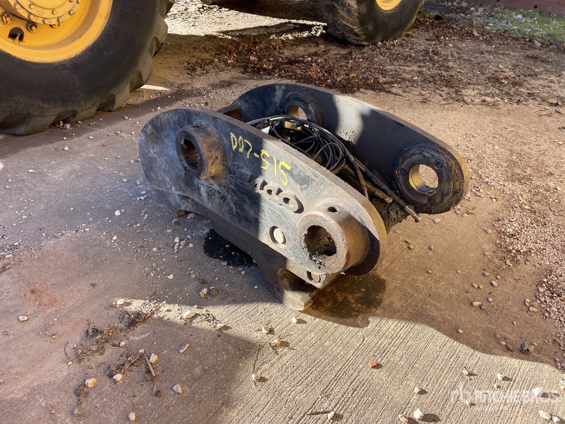 2014 Esco PosiGrab 15T LBX Excavator Coupler | Ritchie Bros. Auctioneers