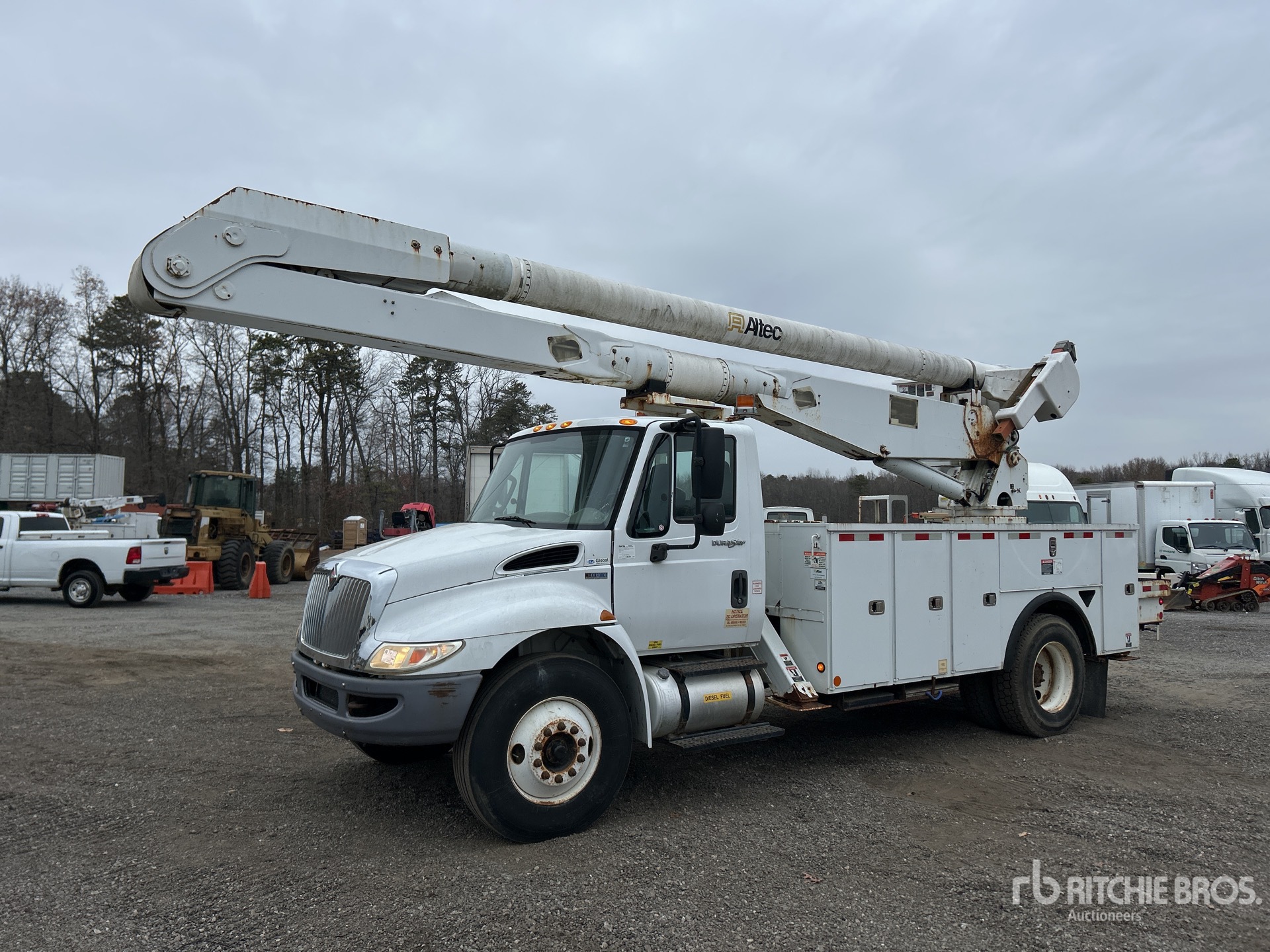 2012 Altec AA755 55 ft on 2013 International 4300 4x2 Camion de cubo | Ritchie Bros. Auctioneers