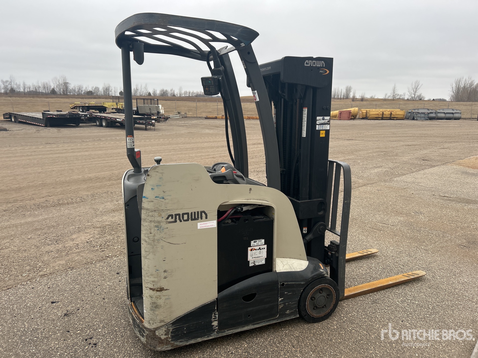 2018 Crown RC5535-35 3250 lb Electric Forklift | Ritchie Bros. Auctioneers