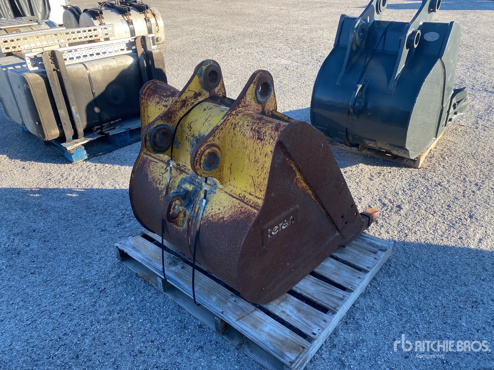 Cat 36 in Excavator Bucket | Ritchie Bros. Auctioneers