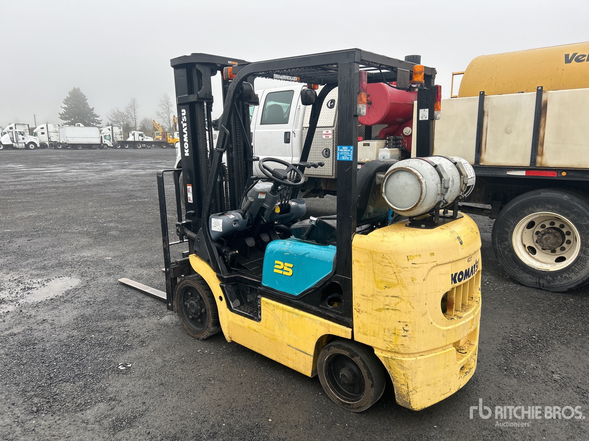 2000 Komatsu FG25STLP-12 4480 lb Cushion Tire Forklift | Ritchie Bros ...