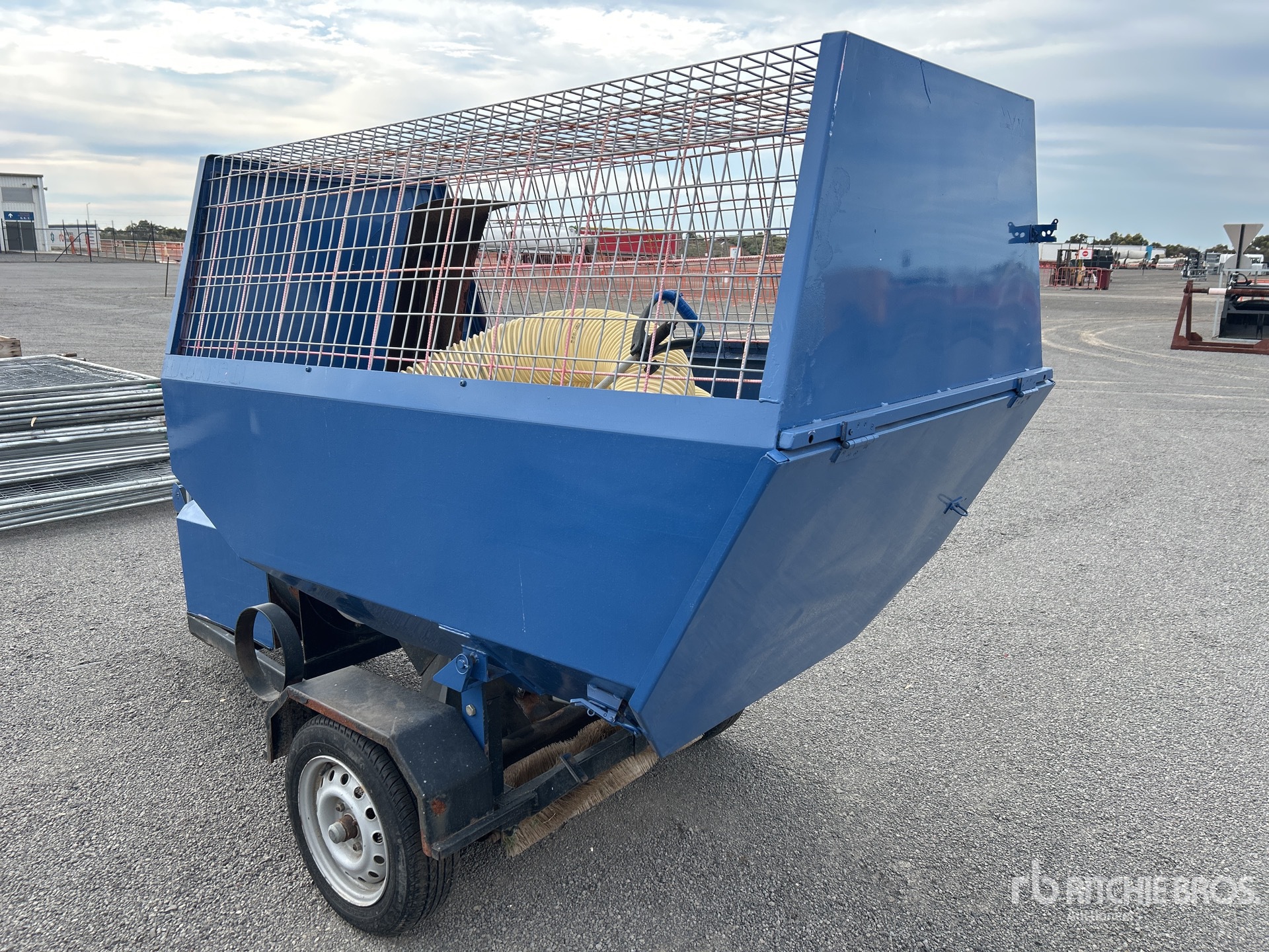 Dungo 2000 mm x 1200 mm S/A Horse Manure Picker Divers - Équipement ...