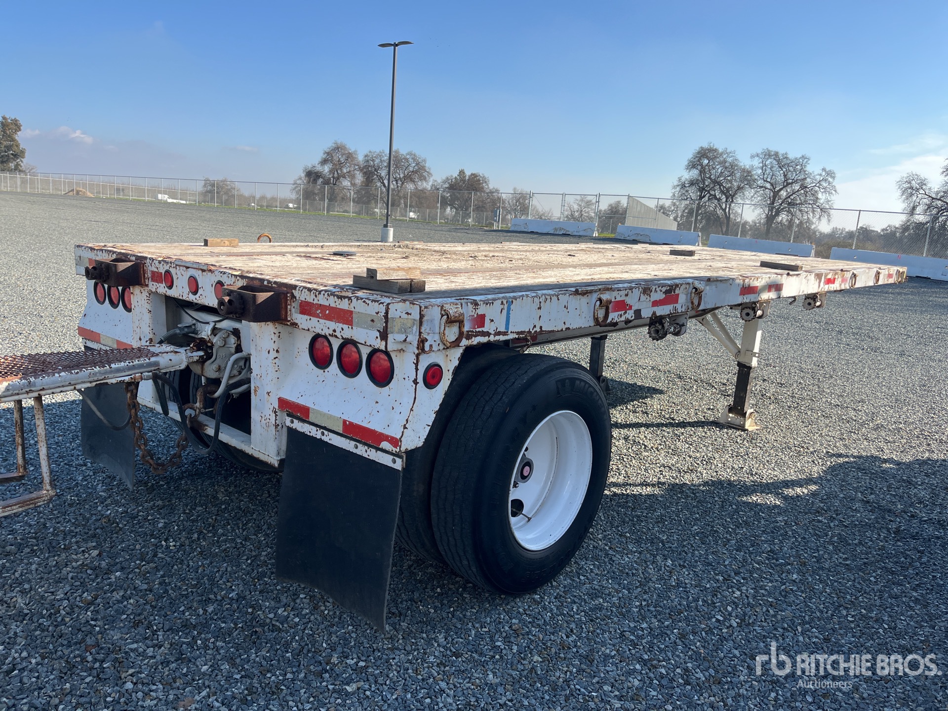 1980 Trailmobile 24 ft S/A Remorque à plateau | Ritchie Bros. Auctioneers