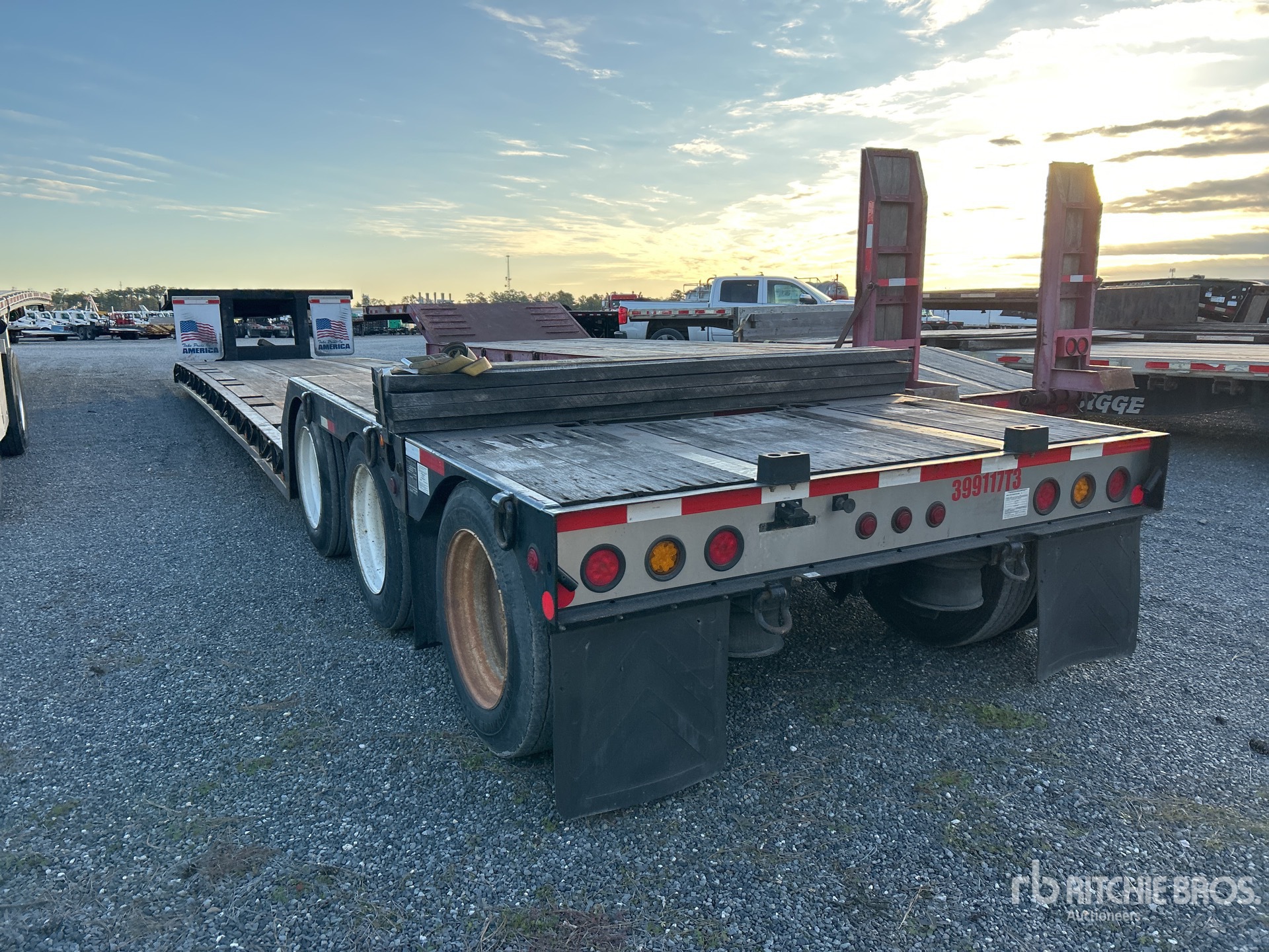 2013 Fontaine Renegade LX40 80000 lb T/A Double Drop Removable ...