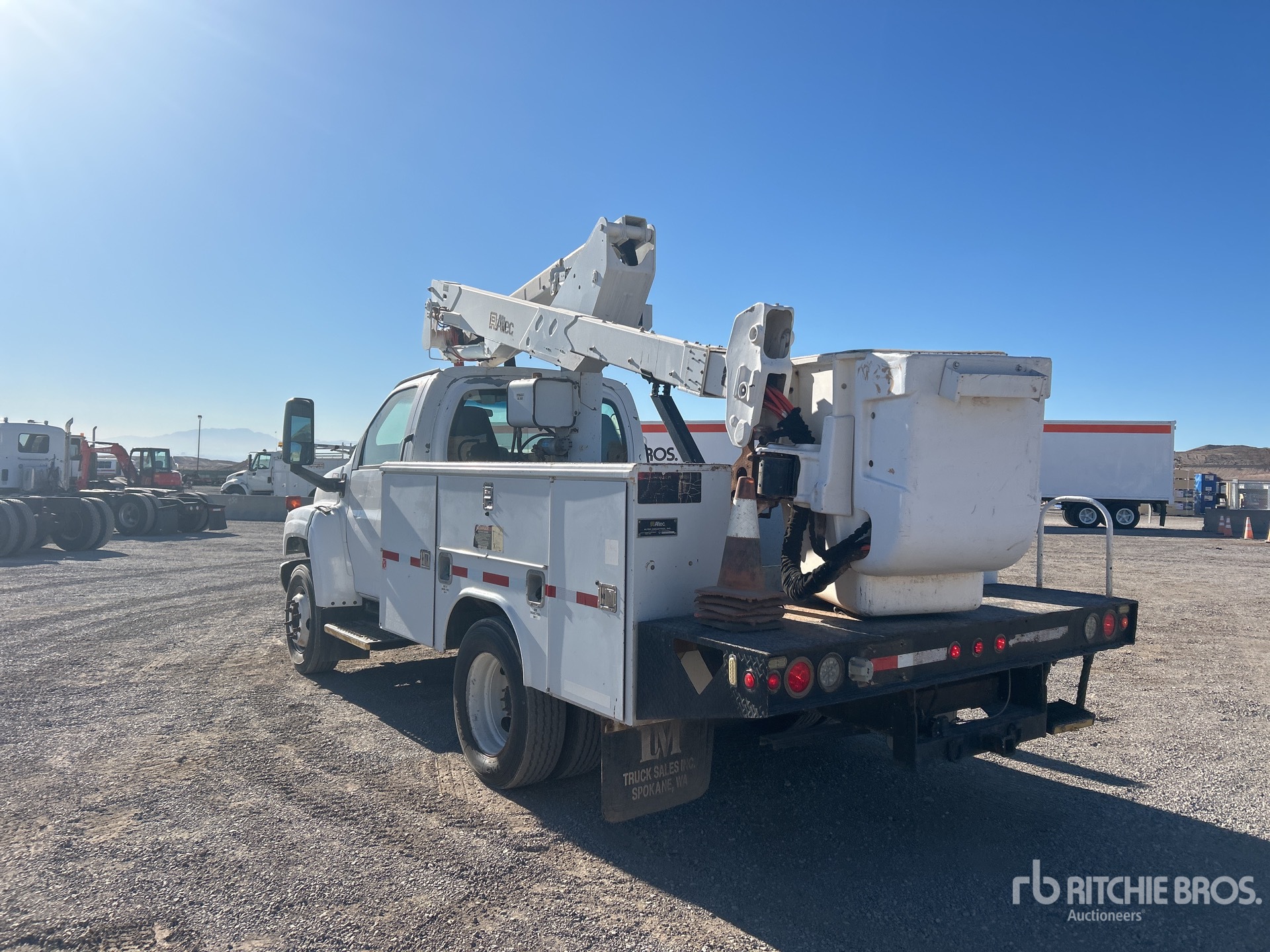 2006 Altec AT37-G 37 ft on 2006 GMC C5500 4x2 Bucket Truck | Ritchie Bros. Auctioneers
