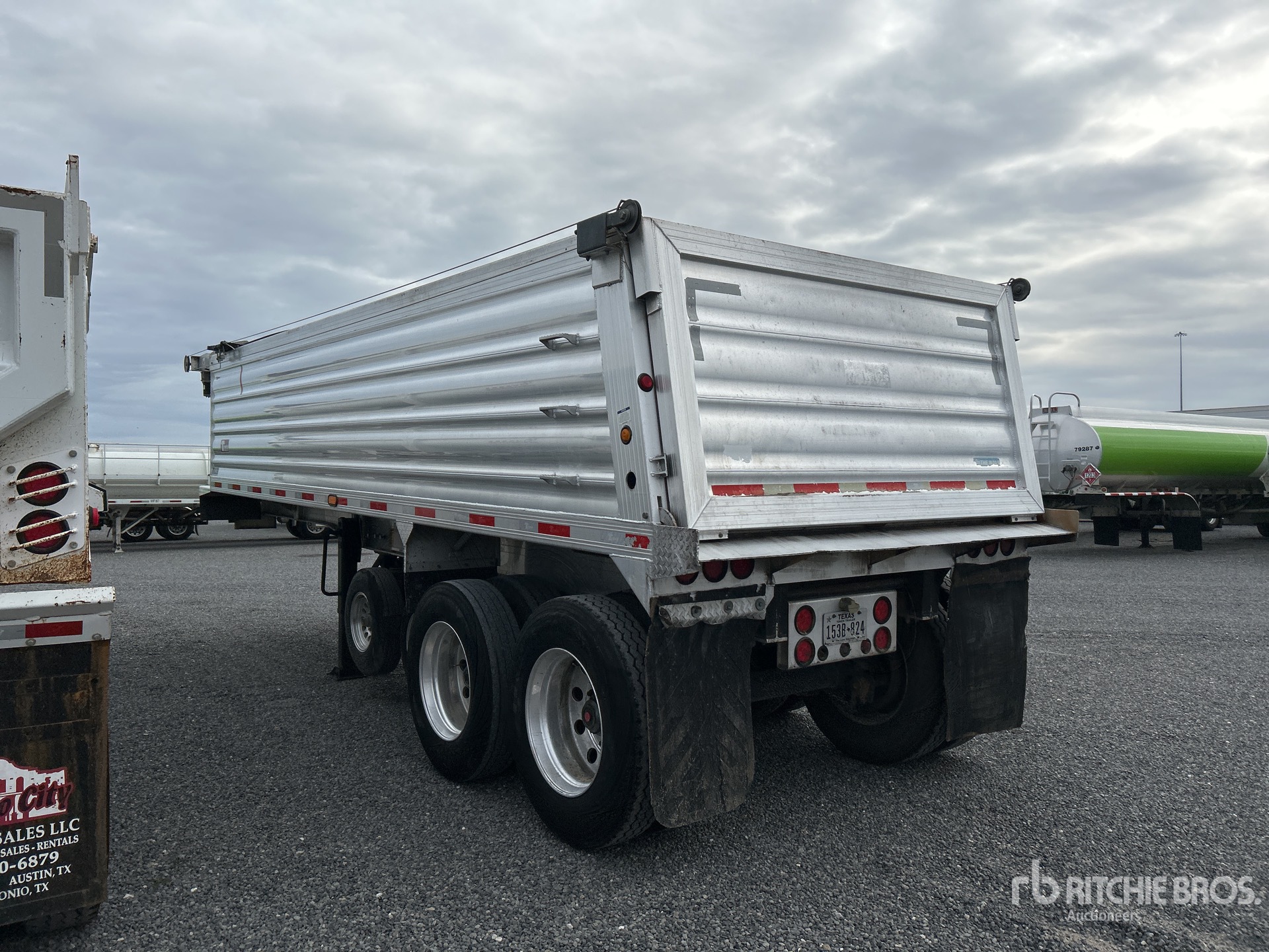 2020 Travis 26 ft Quad/A Aluminum End Dump Trailer | Ritchie Bros ...