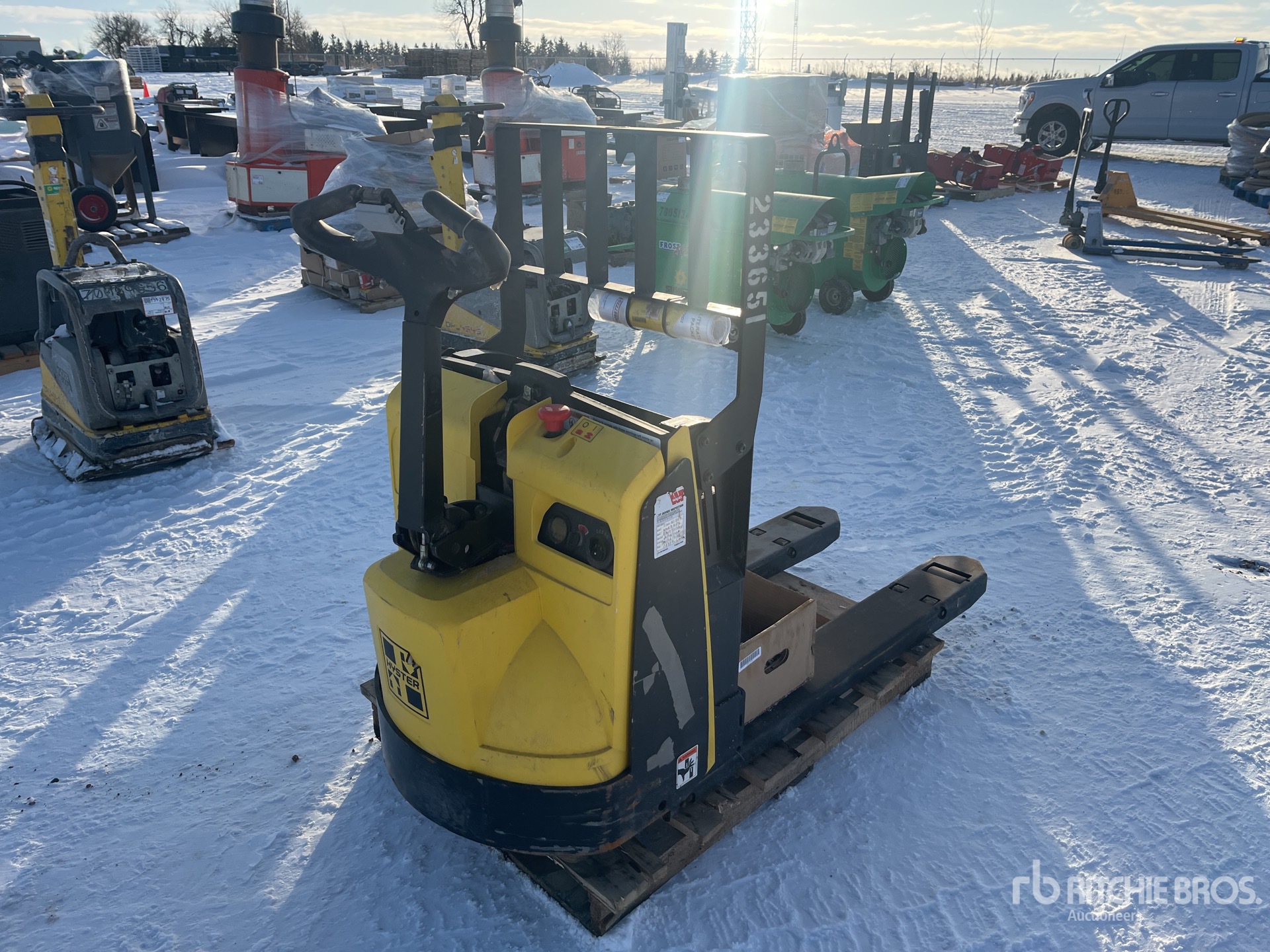 2001 Hyster W45ZHD2 4510 lb Electric Transpalette (Inoperable) | Ritchie Bros. Auctioneers
