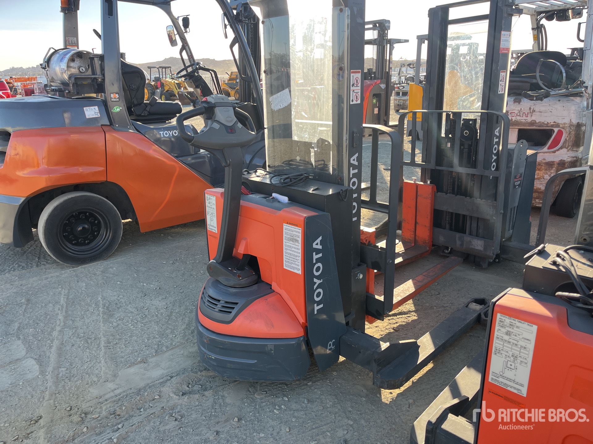 2022 Toyota 8BWS13 2500 lb Gerbeur électrique | Ritchie Bros. Auctioneers