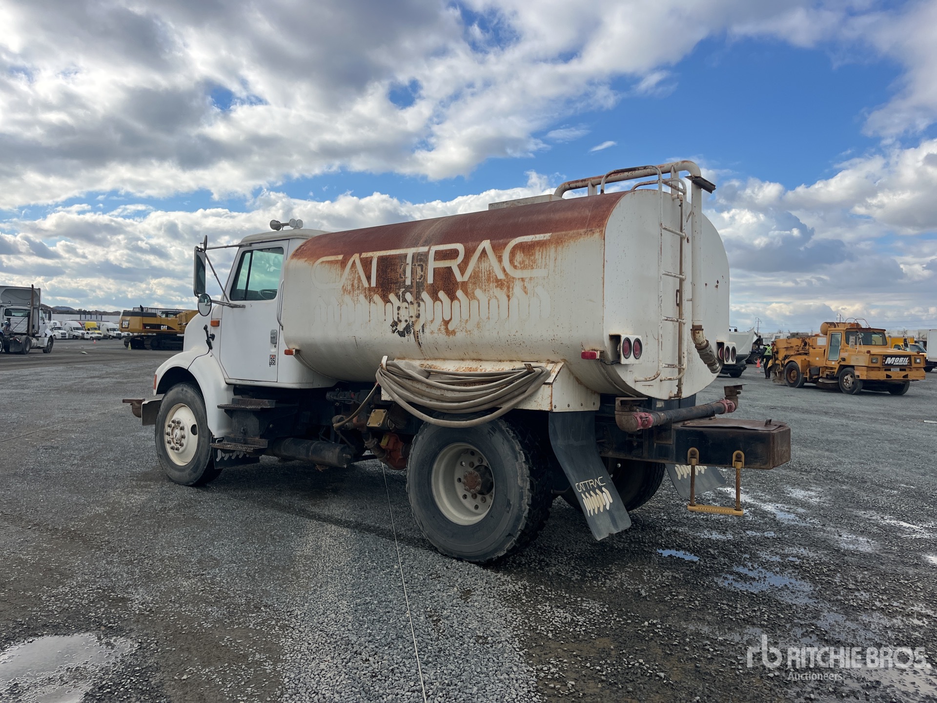 1993 International 8100 2000 gal 4x2 Camion cisterna de agua | Ritchie ...
