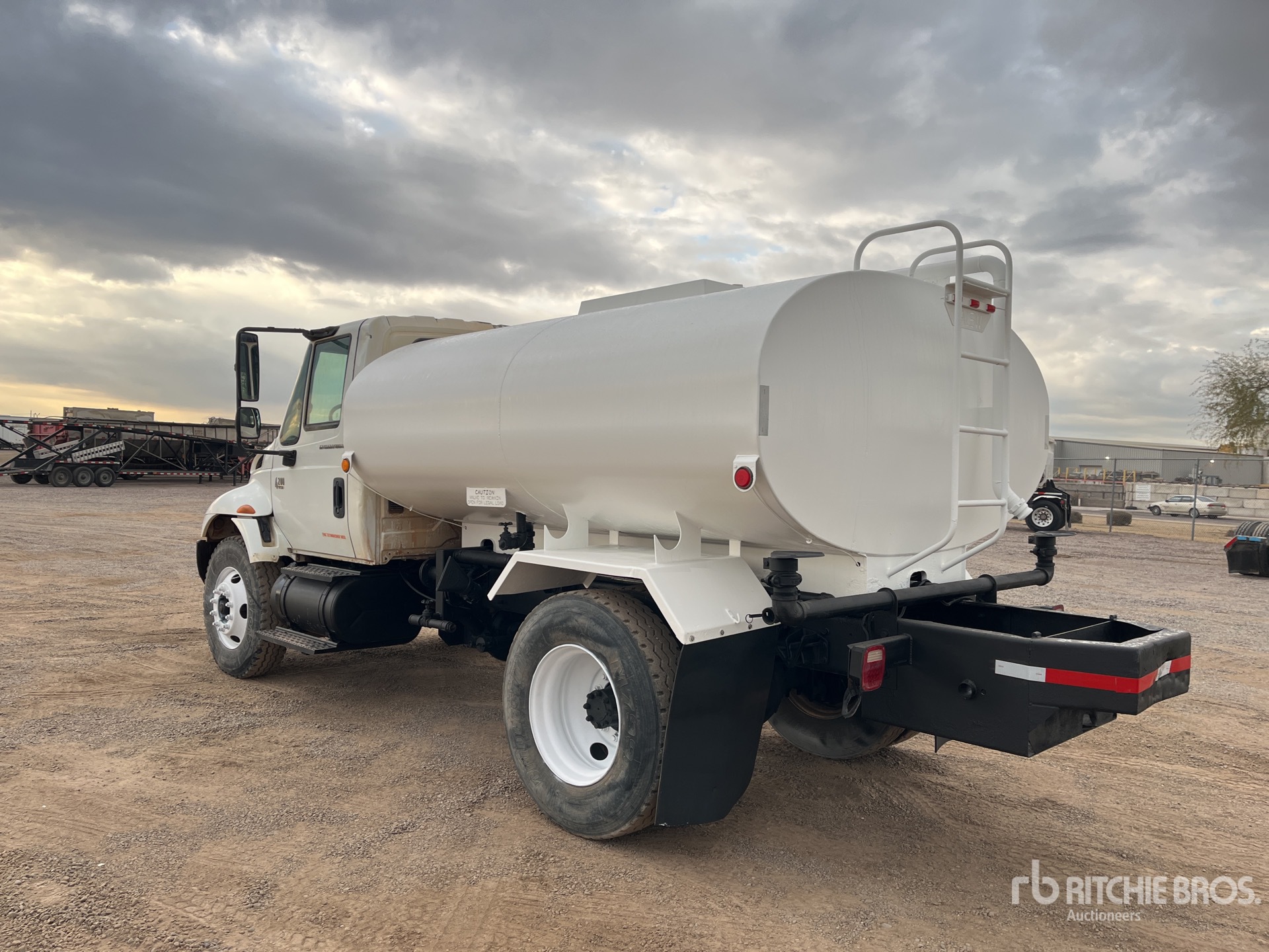 2006 International 4200 SBA 2000 gal 4x2 Water Truck | Ritchie Bros. Auctioneers