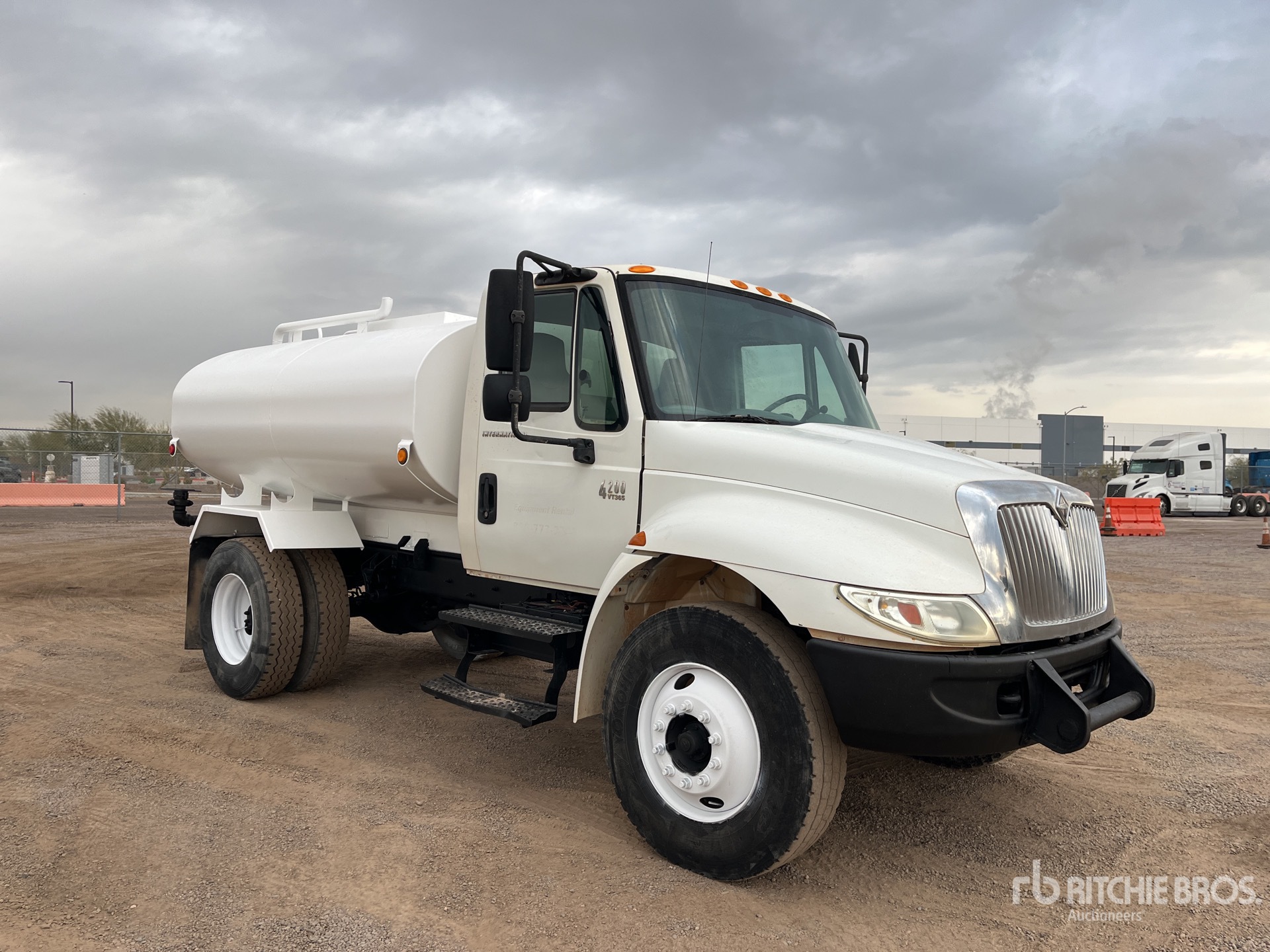 2006 International 4200 SBA 2000 gal 4x2 Water Truck | Ritchie Bros. Auctioneers
