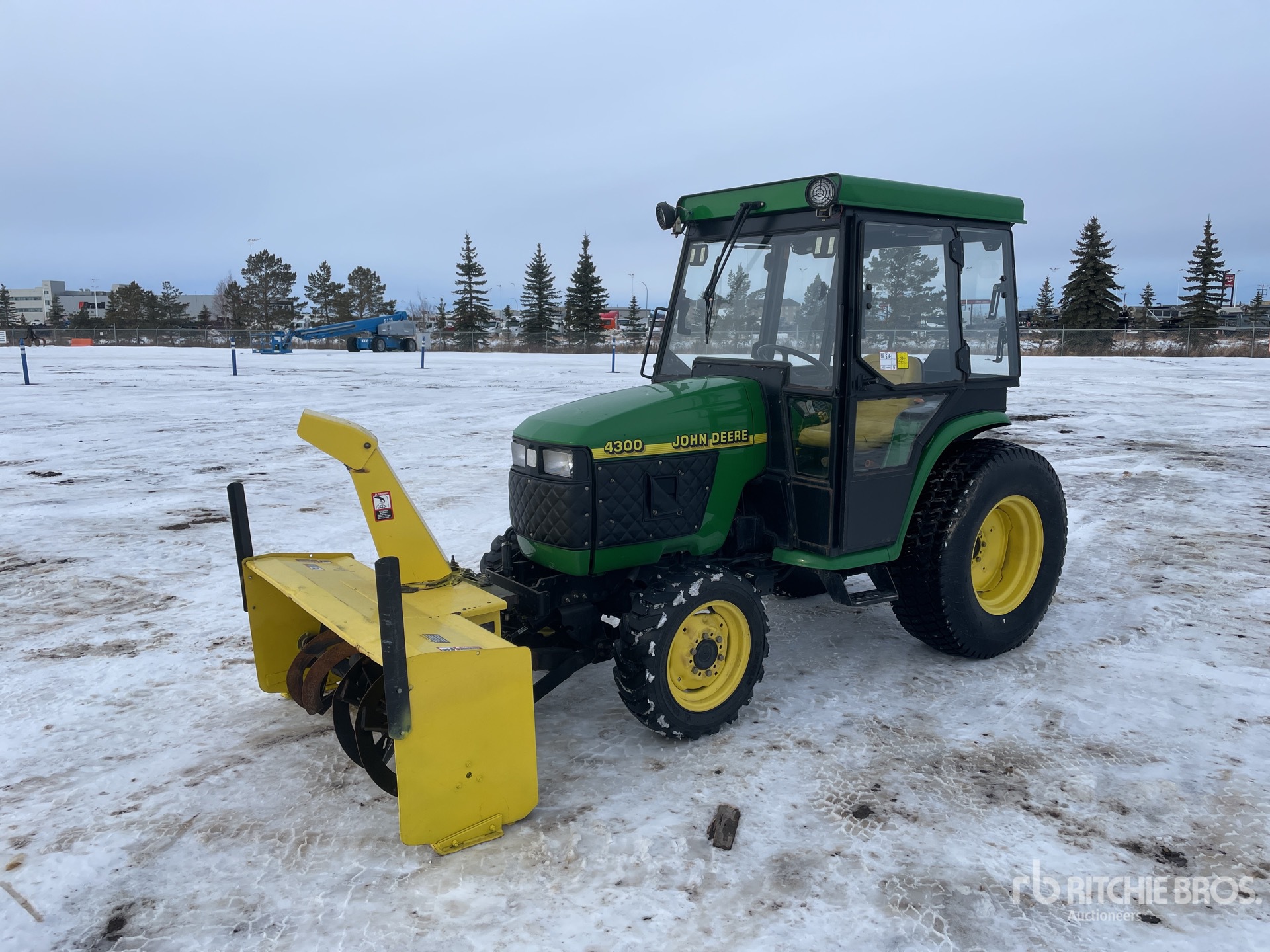 1999 John Deere 4300 4WD Trattore da giardinaggio | Ritchie Bros ...