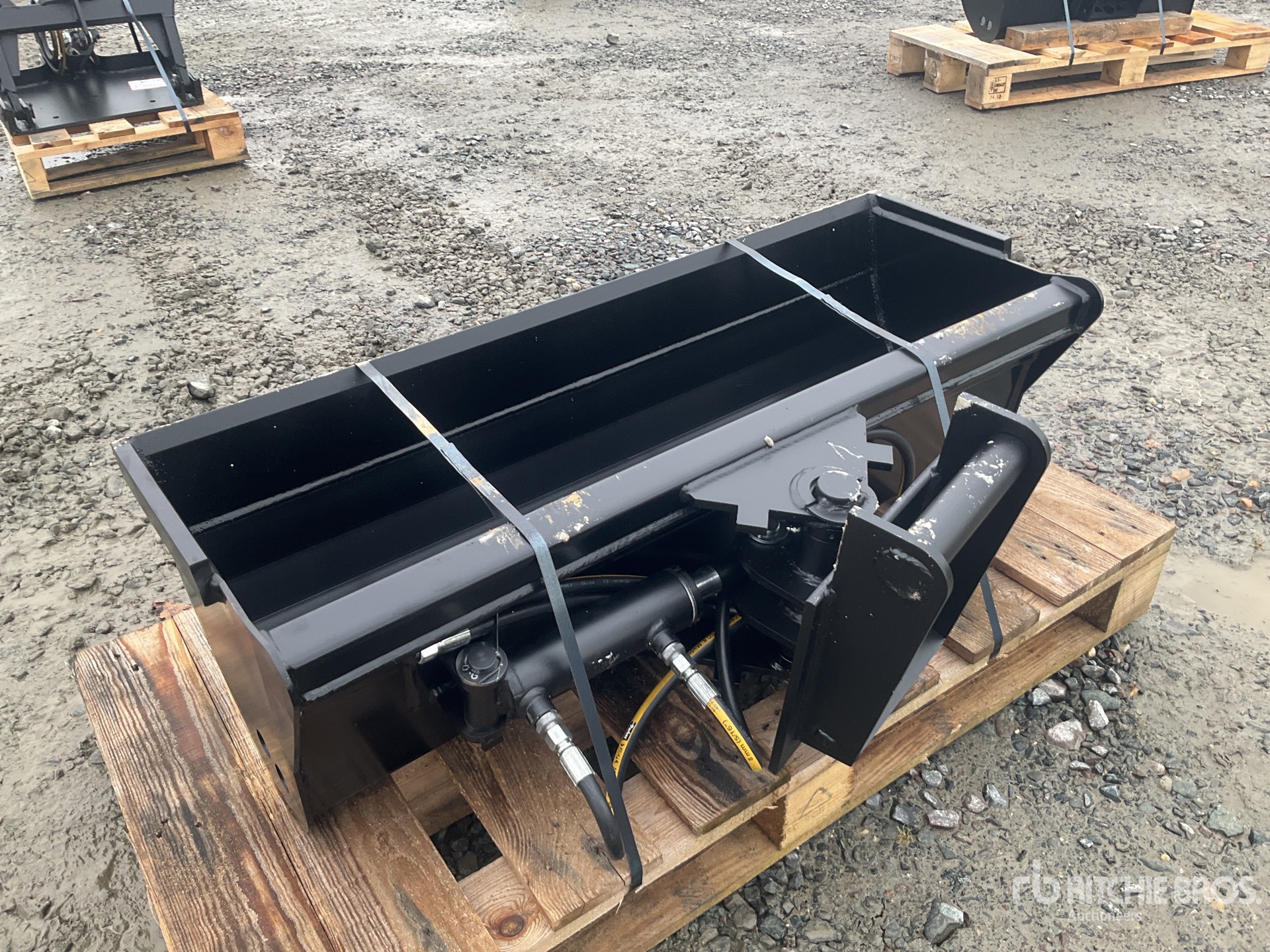 1000 mm Hydraulic Tilting Excavator Bucket (Unused) | Ritchie Bros ...