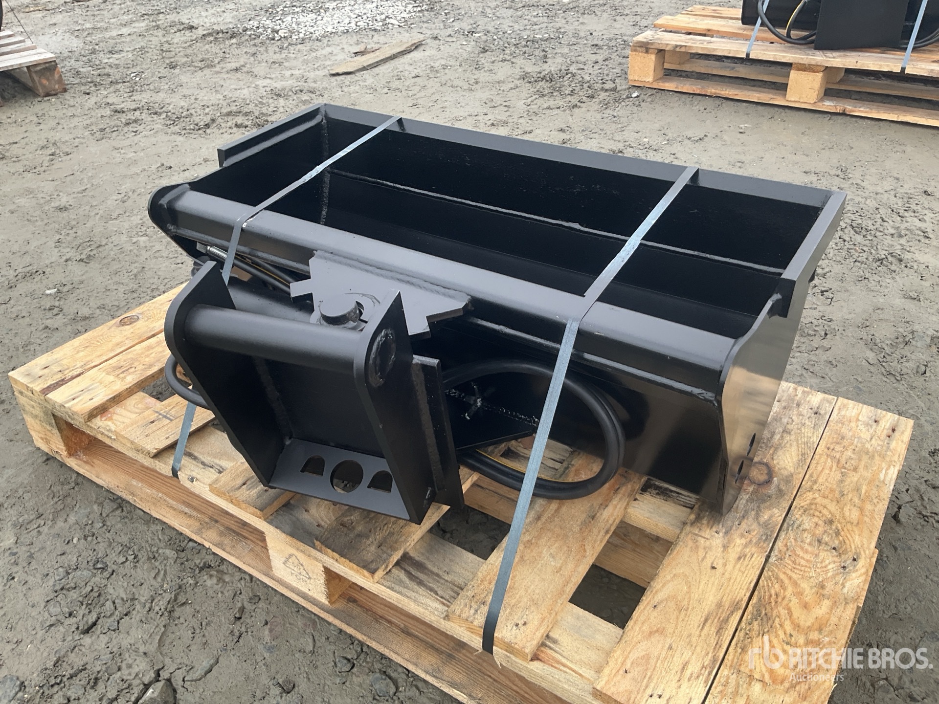 800 mm Hydraulic Tilting Excavator Bucket (Unused) | Ritchie Bros ...
