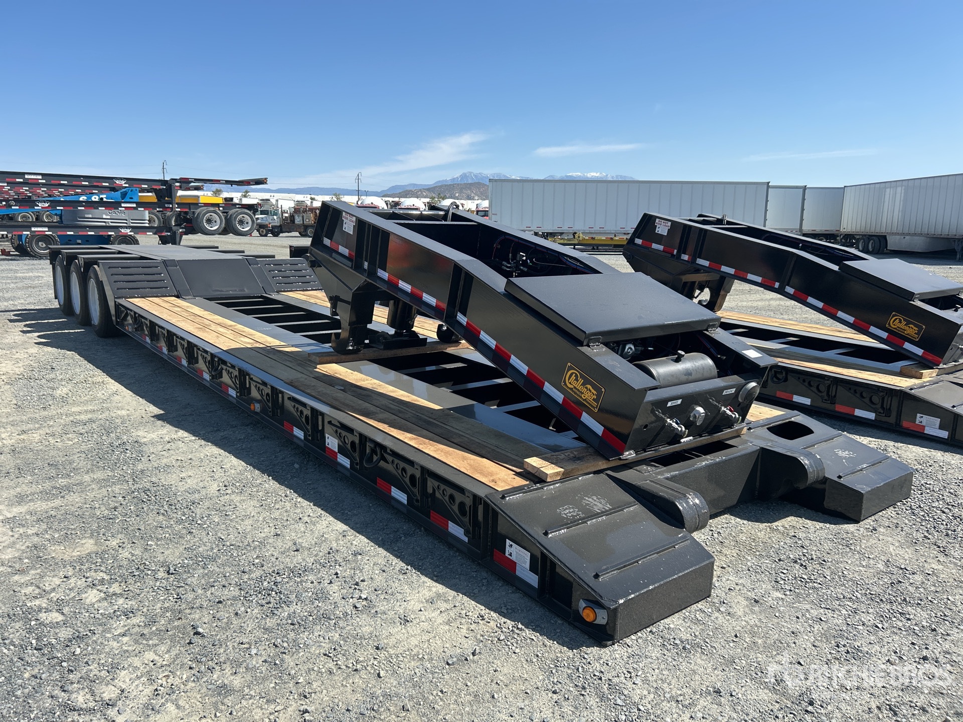 2025 Witzco RG-52 Tri/A Removable Gooseneck Remorque Surbaissée | Ritchie Bros. Auctioneers