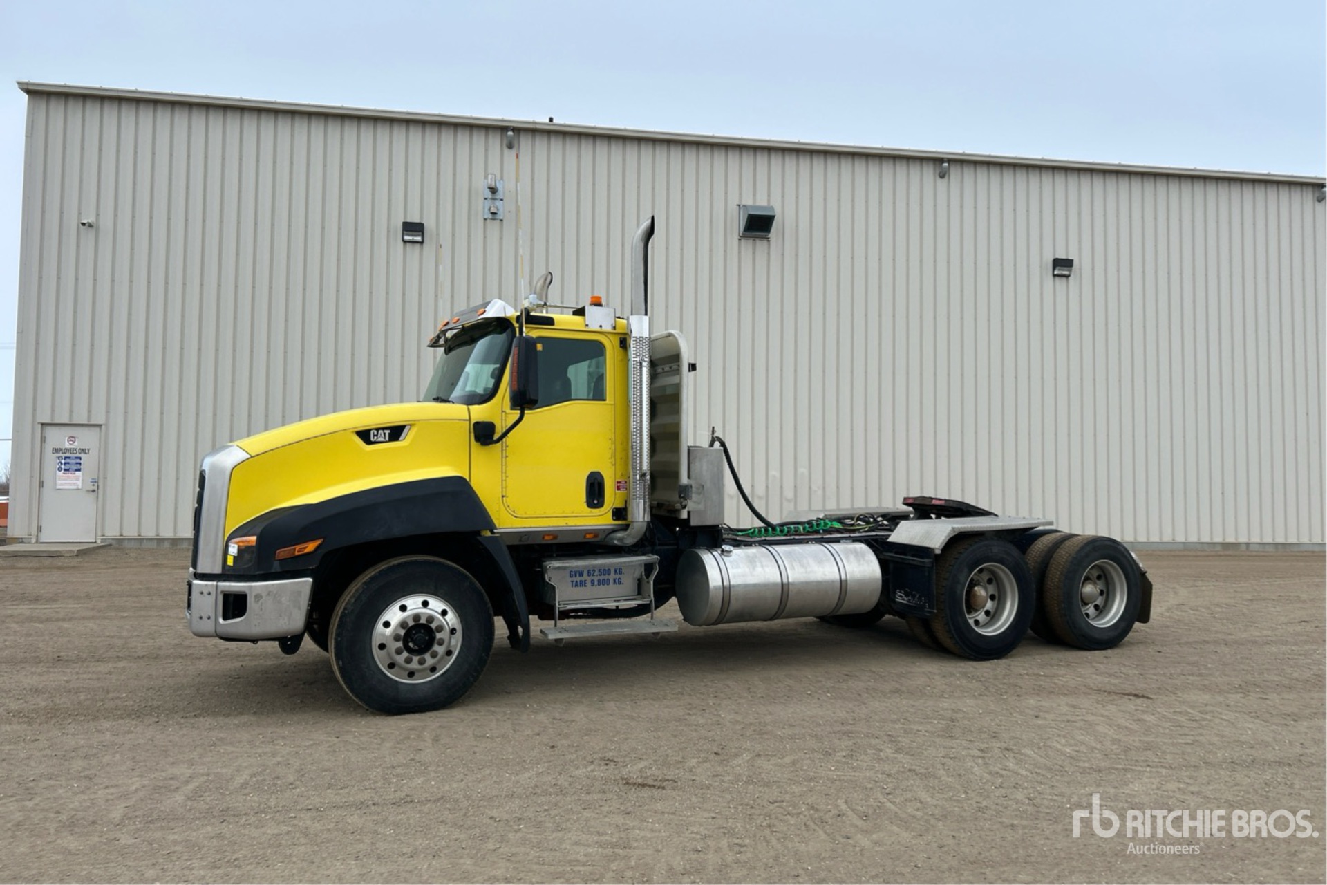 2013 Cat CT660L 6x4 T/A Day Cab Truck Tractor | Ritchie Bros. Auctioneers