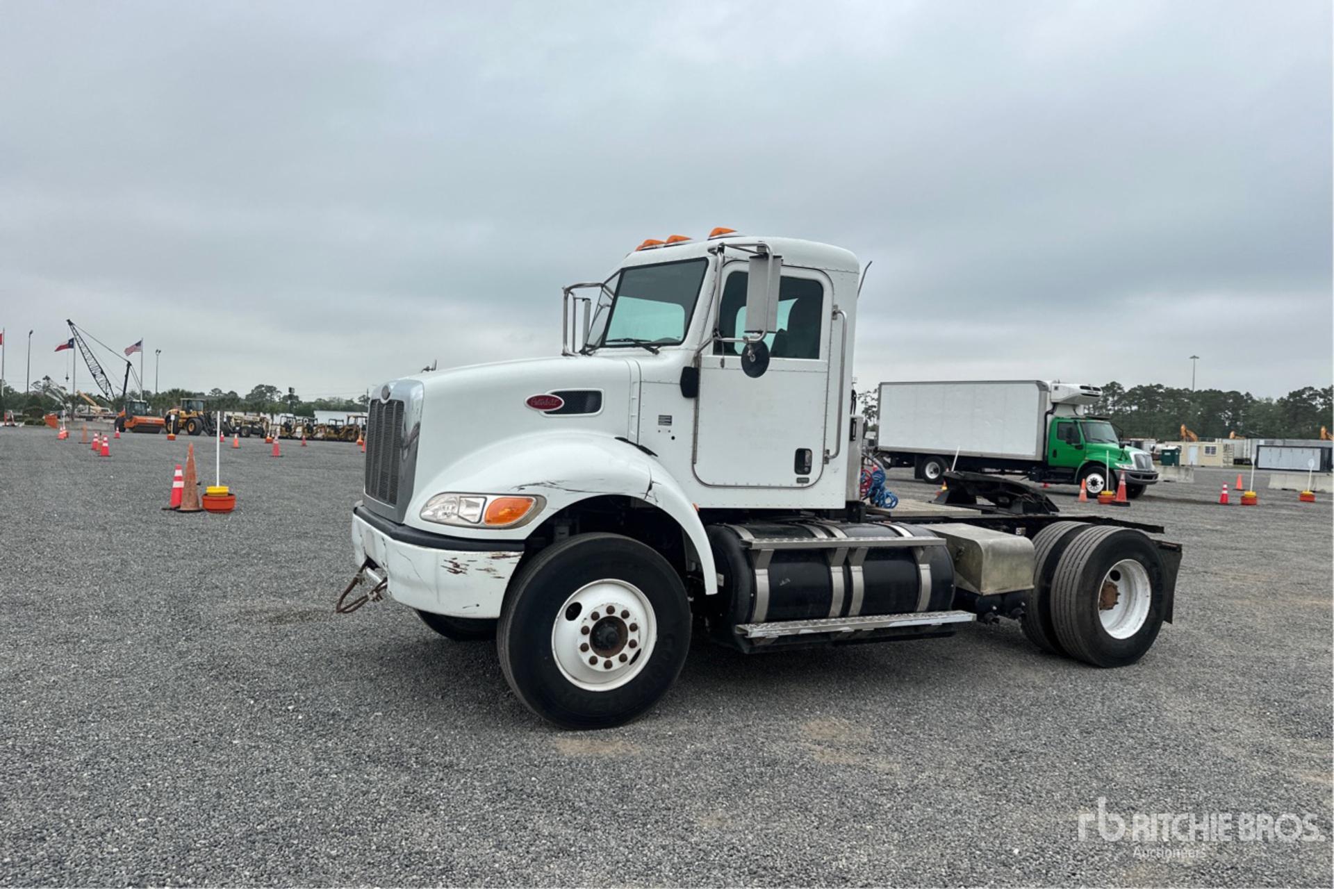 2015 Peterbilt 382 CNG 4x2 S/A Day Cab Truck Tractor | Ritchie Bros ...