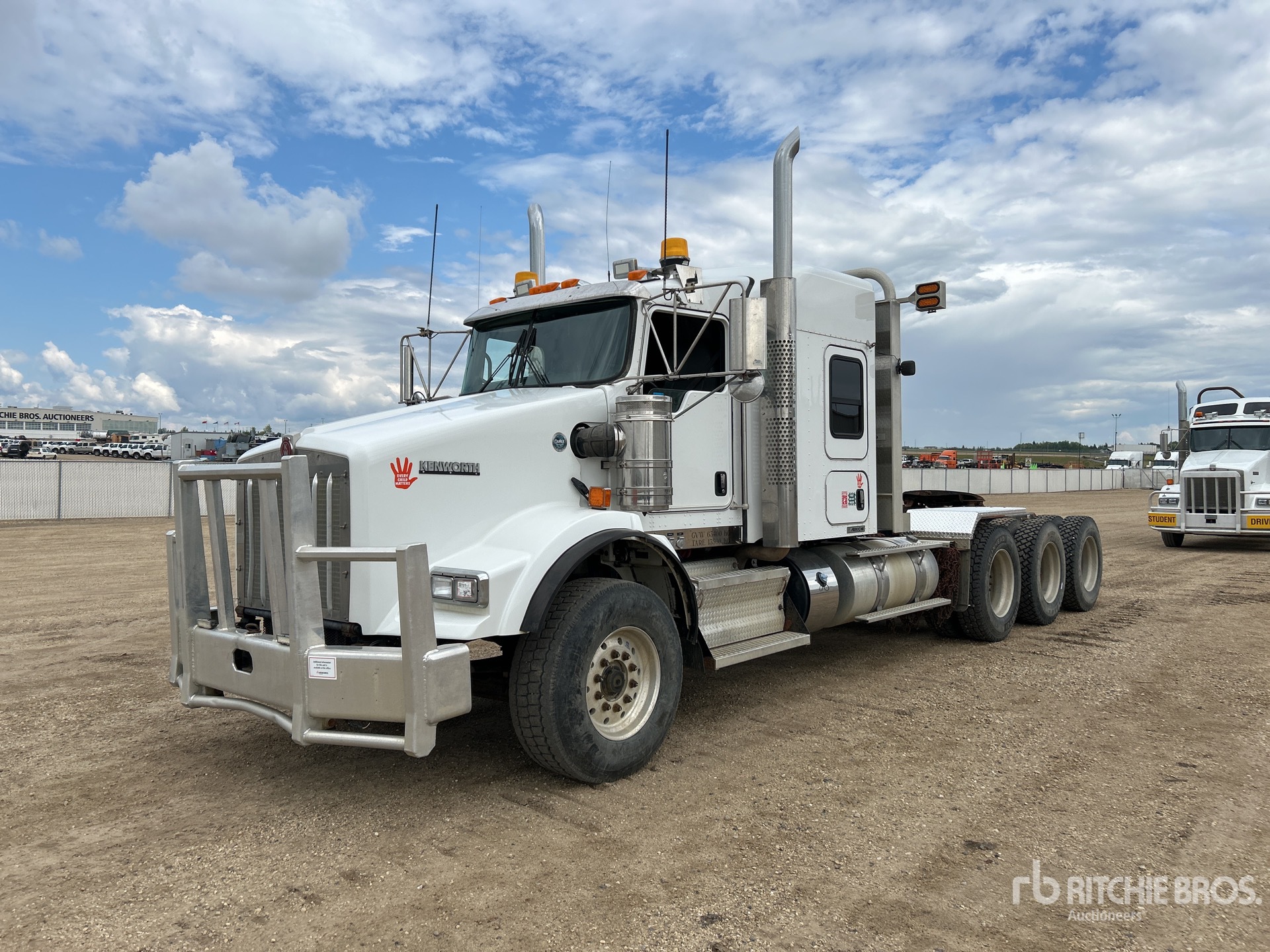 2015 Kenworth T800 8x6 Tri/A Sleeper Truck Tractor | Ritchie Bros ...