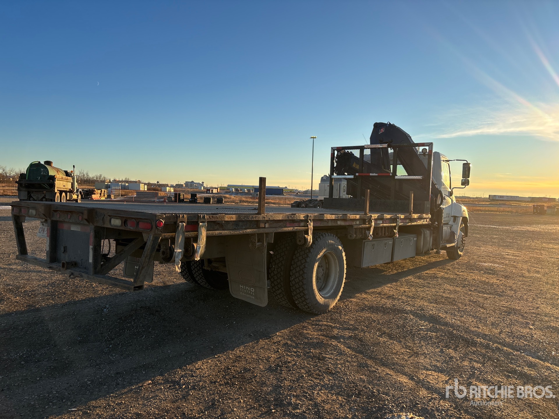 2014 AMCO V815 4S 11023 lb Knuckle Boom on 2015 Hino 4x2 Boom Truck | Ritchie Bros. Auctioneers