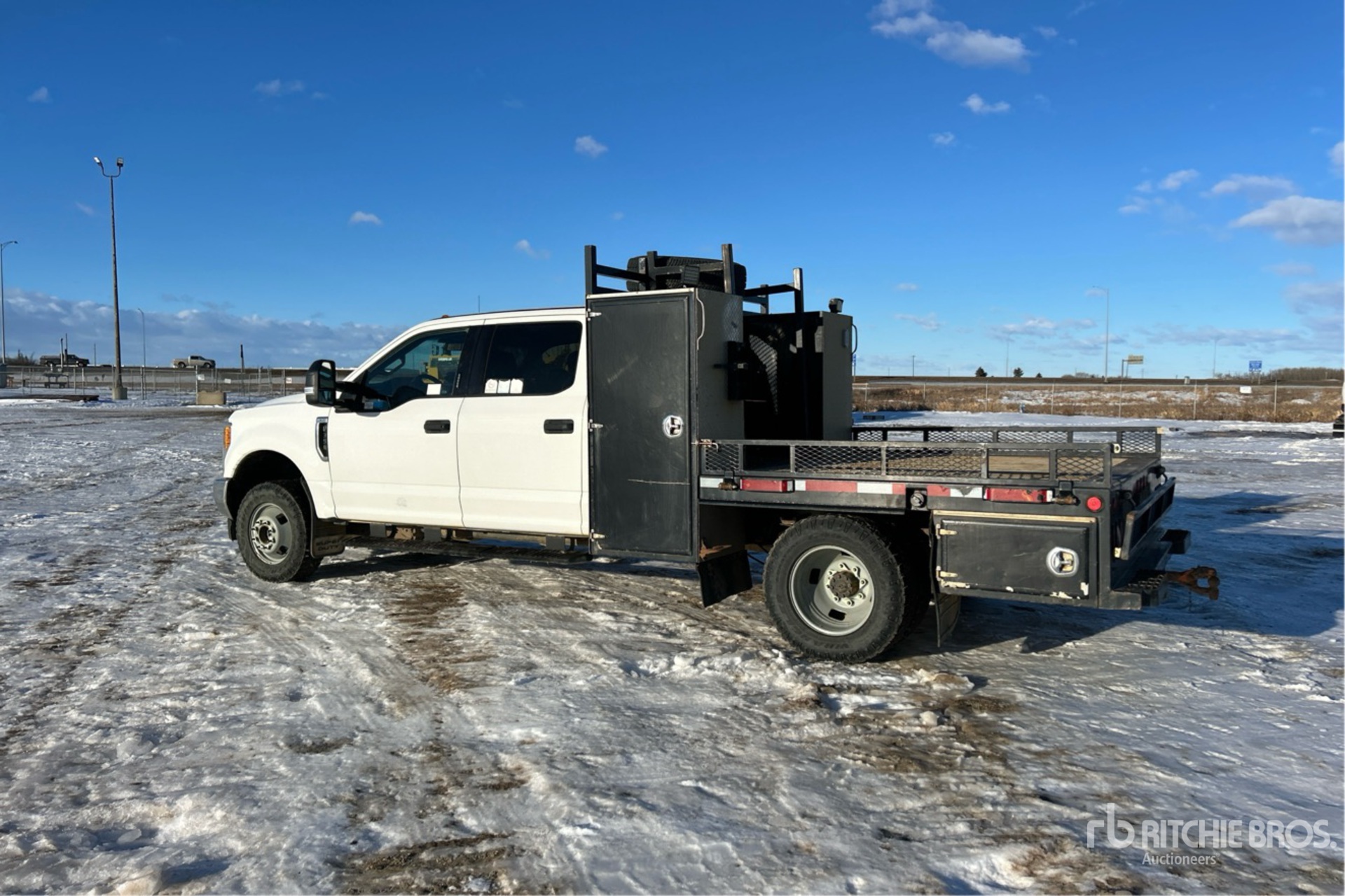 2017 Ford F-350 XLT 4x4 Crew Cab Camion à Plateau | Ritchie Bros ...
