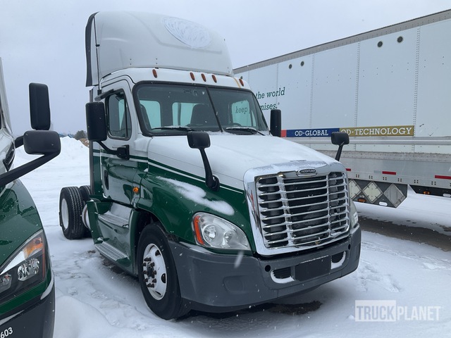 2016 Freightliner Cascadia 125 4x2 S/A Day Cab Truck Tractor ...