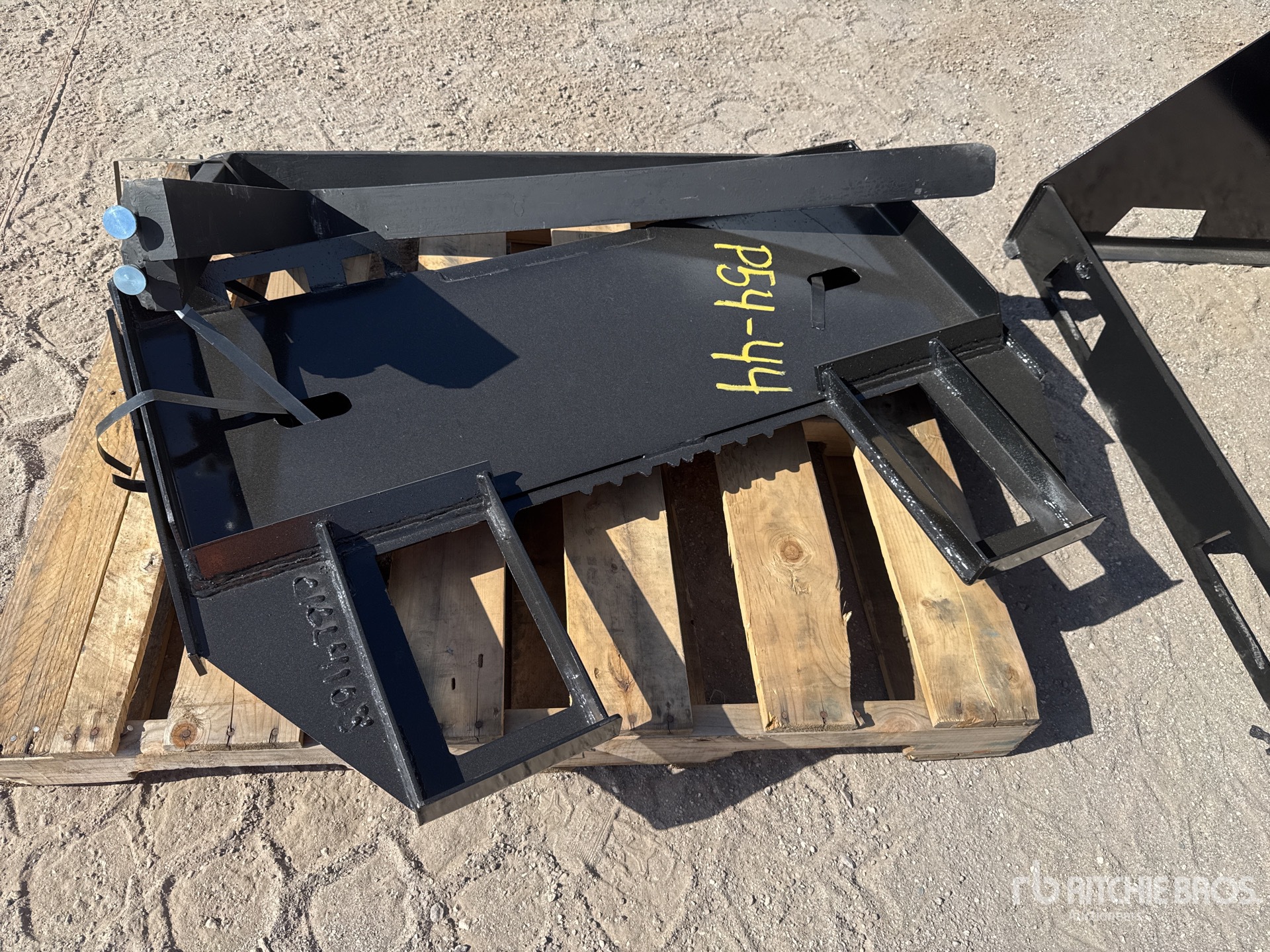 2025 Kit Containers QT-45-FF-42 42 in Skid Steer Forks | Ritchie Bros ...