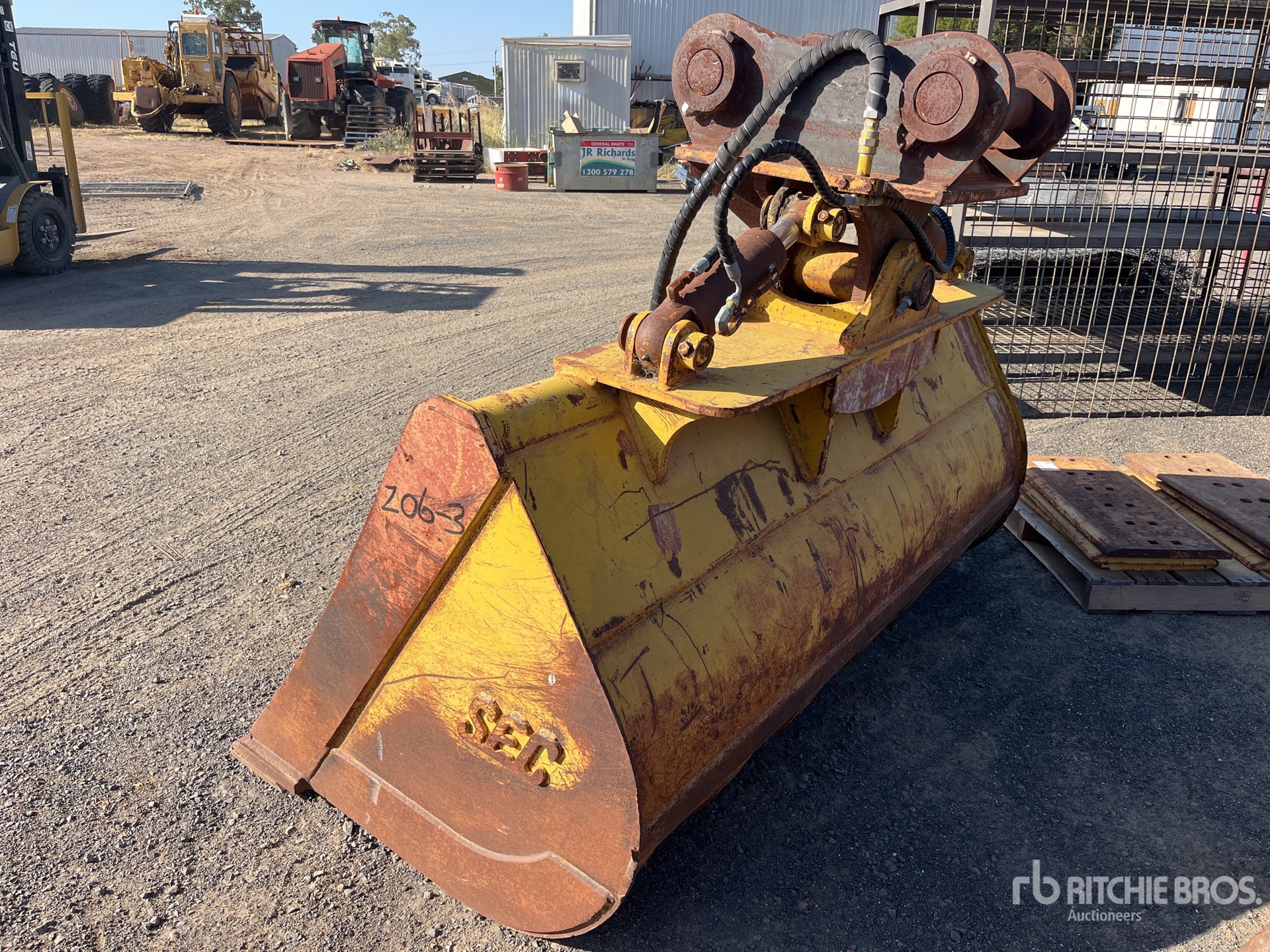 SEC 2200 mm Q/C Hydraulic Tilting Godet d'excavatrice | Ritchie Bros ...