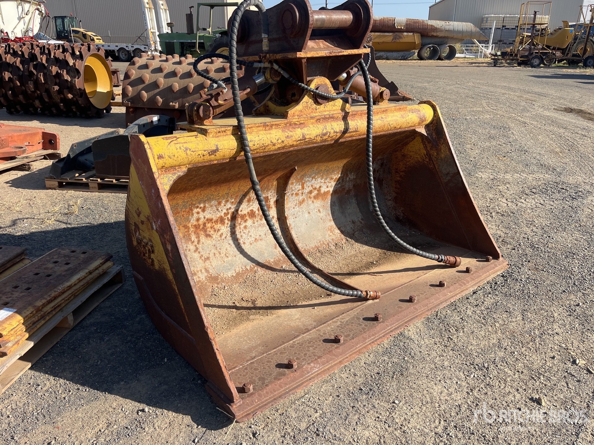 SEC 2200 mm Q/C Hydraulic Tilting Godet d'excavatrice | Ritchie Bros ...