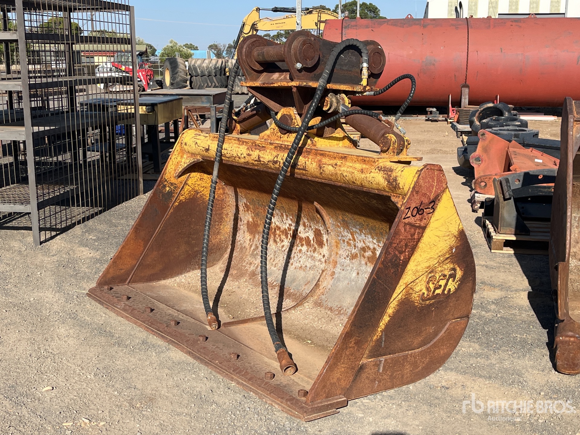 SEC 2200 mm Q/C Hydraulic Tilting Godet d'excavatrice | Ritchie Bros ...